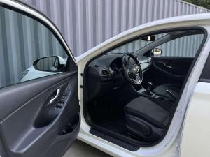 White Hyundai i30 2019 in Vilnius, with an engine capacity of 1.37 L and mileage of 77 thousand km for 7990 €, photo 10 on AUTOMOTO.COM.LV
