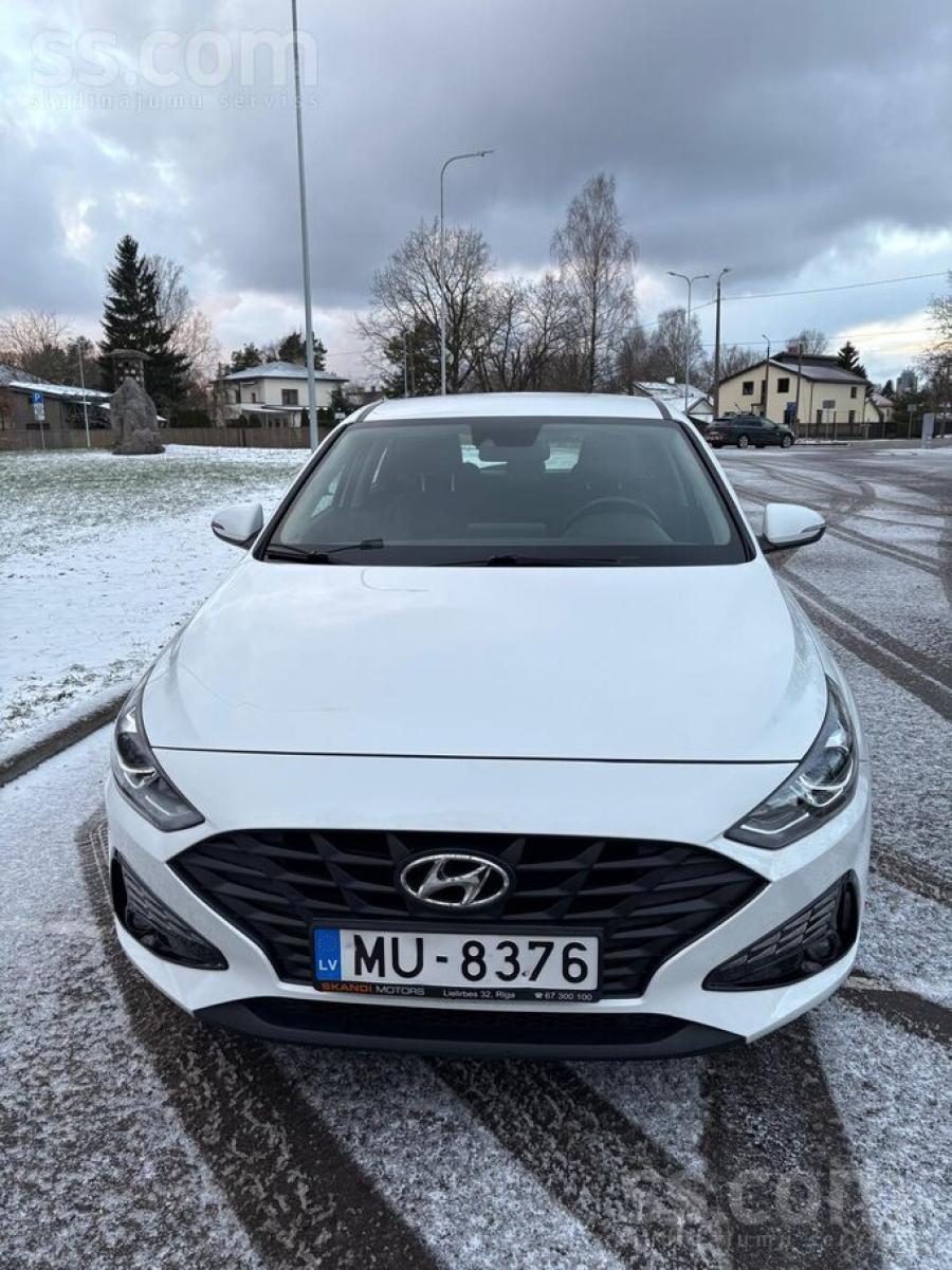White Hyundai i30 2021 in Riga, with an engine capacity of 1.50 L and mileage of 72 thousand km for 12500 €, photo 2 on AUTOMOTO.COM.LV