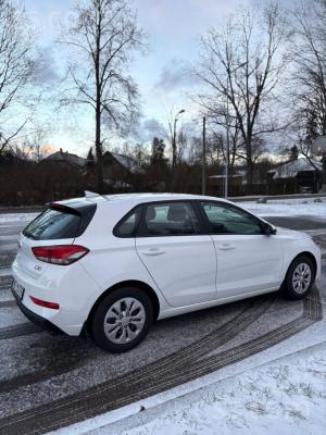 White Hyundai i30 2021 in Riga, with an engine capacity of 1.50 L and mileage of 72 thousand km for 12500 €, photo 3 on AUTOMOTO.COM.LV