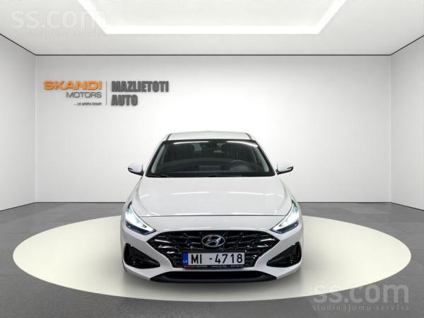 Hyundai i30 2021 in Riga on AUTOMOTO.COM.LV White Hyundai i30 2021 in Riga, with an engine capacity of 1.50 L and mileage of 34 thousand km for 14490 €, photo 3 on AUTOMOTO.COM.LV