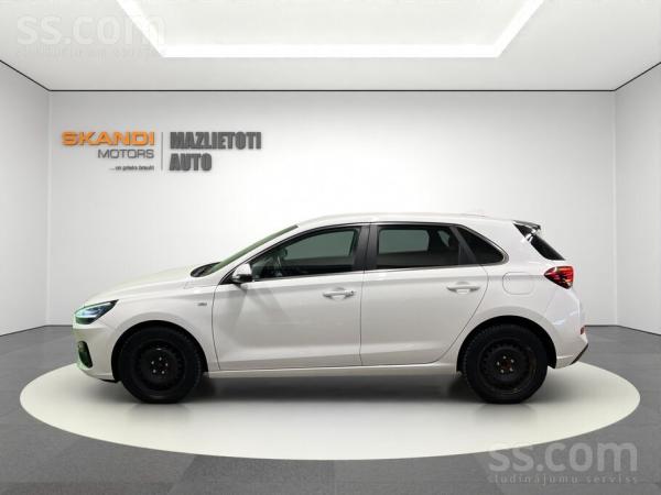 Hyundai i30 2021 in Riga on AUTOMOTO.COM.LV White Hyundai i30 2021 in Riga, with an engine capacity of 1.50 L and mileage of 34 thousand km for 14490 €, photo 4 on AUTOMOTO.COM.LV
