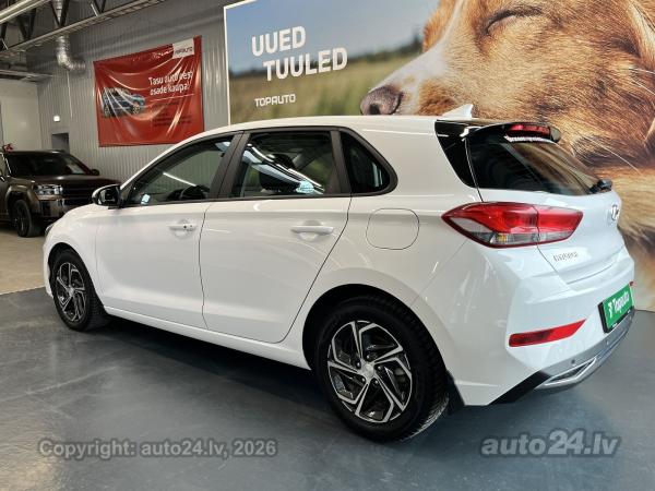 Белый Хендай i30 2023 в Таллин, объемом двигателя 1.00 л и пробегом 50 тыс. км за 17900 €, фото 3 на AUTOMOTO.COM.LV