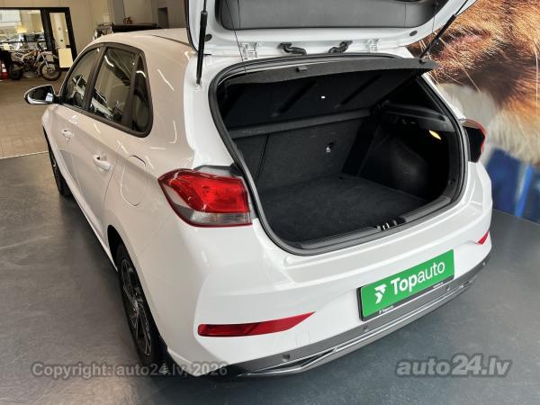 Белый Хендай i30 2023 в Таллин, объемом двигателя 1.00 л и пробегом 50 тыс. км за 17900 €, фото 4 на AUTOMOTO.COM.LV