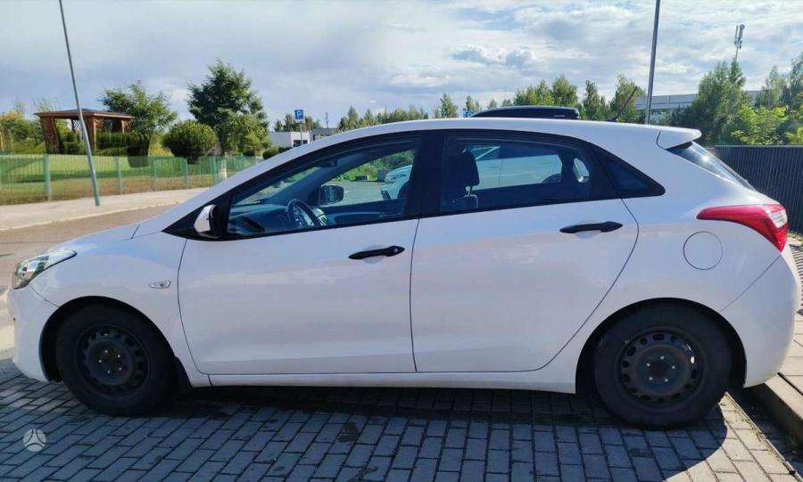 Белый Хендай i30 2013 в Вильнюс, объемом двигателя 1.40 л и пробегом 323 тыс. км за 2850 €, фото 4 на AUTOMOTO.COM.LV
