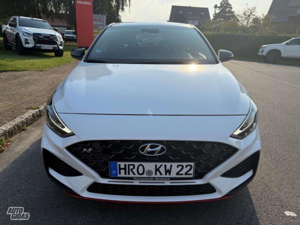 White Hyundai i30 2023 in Kaunas, with an engine capacity of 2.00 L and mileage of 21 thousand km for 32690 €, photo 3 on AUTOMOTO.COM.LV
