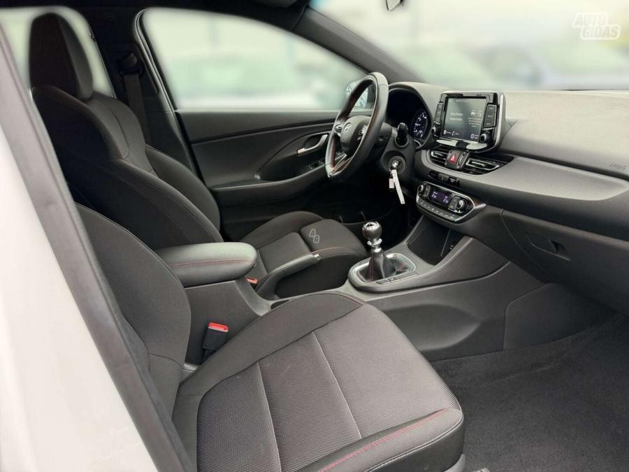 Balts Hyundai i30 2024 Kauņa, ar dzinēja tilpumu 1.00 L un nobraukumu 17 tūkst. km par 22735 €, foto 14 vietnē AUTOMOTO.COM.LV