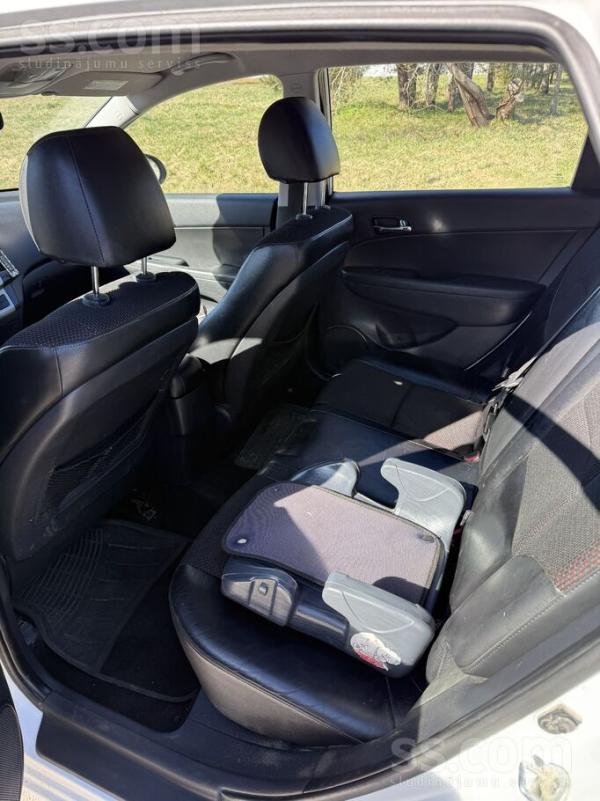 Balts Hyundai i30 2009 Rīga, ar dzinēja tilpumu 1.60 L un nobraukumu 275 tūkst. km par 2100 €, foto 9 vietnē AUTOMOTO.COM.LV