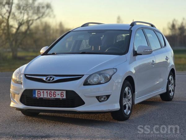 White Hyundai i30 2010 in Liepaja, with an engine capacity of 1.60 L and mileage of 289 thousand km for 3250 €, photo 1 on AUTOMOTO.COM.LV
