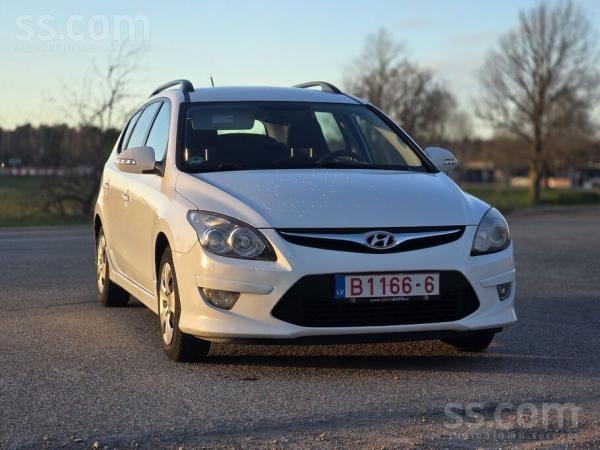 White Hyundai i30 2010 in Liepaja, with an engine capacity of 1.60 L and mileage of 289 thousand km for 3250 €, photo 3 on AUTOMOTO.COM.LV