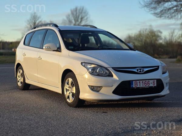 White Hyundai i30 2010 in Liepaja, with an engine capacity of 1.60 L and mileage of 289 thousand km for 3250 €, photo 4 on AUTOMOTO.COM.LV