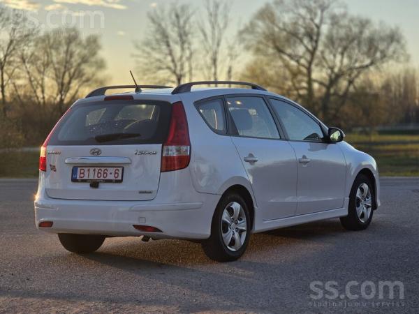 White Hyundai i30 2010 in Liepaja, with an engine capacity of 1.60 L and mileage of 289 thousand km for 3250 €, photo 5 on AUTOMOTO.COM.LV