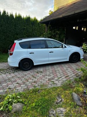White Hyundai i30 2010 in Riga, with an engine capacity of 1.60 L and mileage of 318 thousand km for 1450 €, photo  on AUTOMOTO.COM.LV