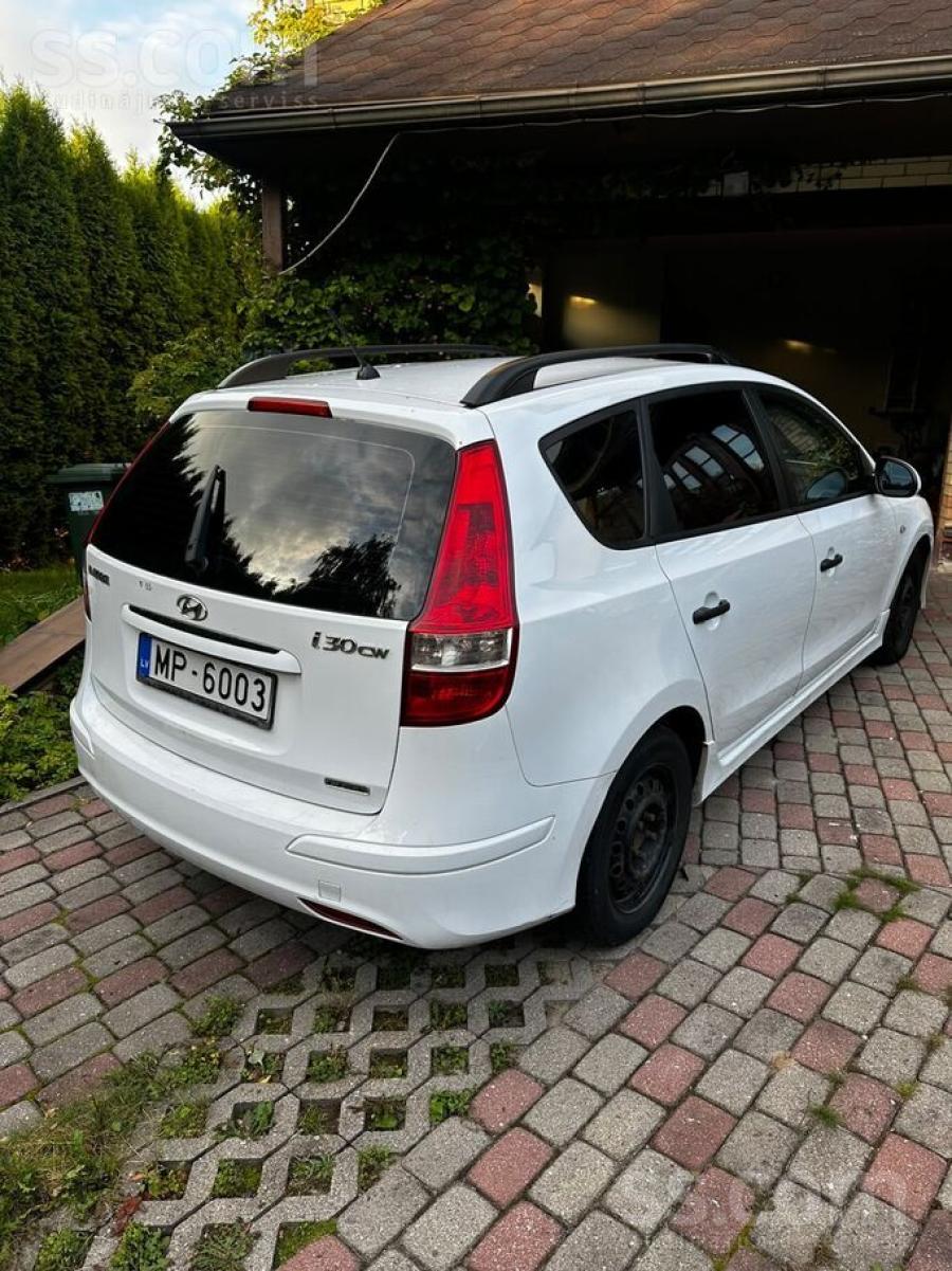 White Hyundai i30 2010 in Riga, with an engine capacity of 1.60 L and mileage of 318 thousand km for 1450 €, photo 3 on AUTOMOTO.COM.LV