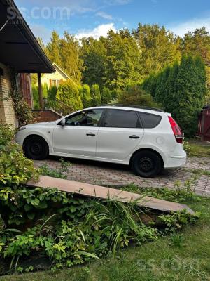 White Hyundai i30 2010 in Riga, with an engine capacity of 1.60 L and mileage of 318 thousand km for 1450 €, photo 4 on AUTOMOTO.COM.LV