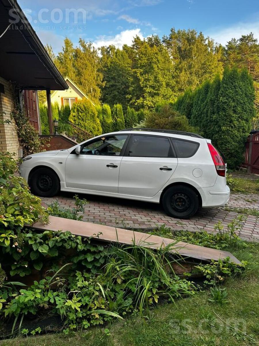 White Hyundai i30 2010 in Riga, with an engine capacity of 1.60 L and mileage of 318 thousand km for 1450 €, photo 4 on AUTOMOTO.COM.LV