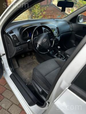 White Hyundai i30 2010 in Riga, with an engine capacity of 1.60 L and mileage of 318 thousand km for 1450 €, photo 8 on AUTOMOTO.COM.LV