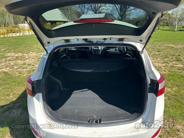 White Hyundai i30 2012 in Tallinn, with an engine capacity of 1.60 L and mileage of 372 thousand km for 3700 €, photo 6 on AUTOMOTO.COM.LV
