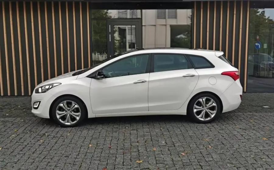 White Hyundai i30 2012 in Riga, with an engine capacity of 1.60 L and mileage of 179 thousand km for 6750 €, photo 5 on AUTOMOTO.COM.LV