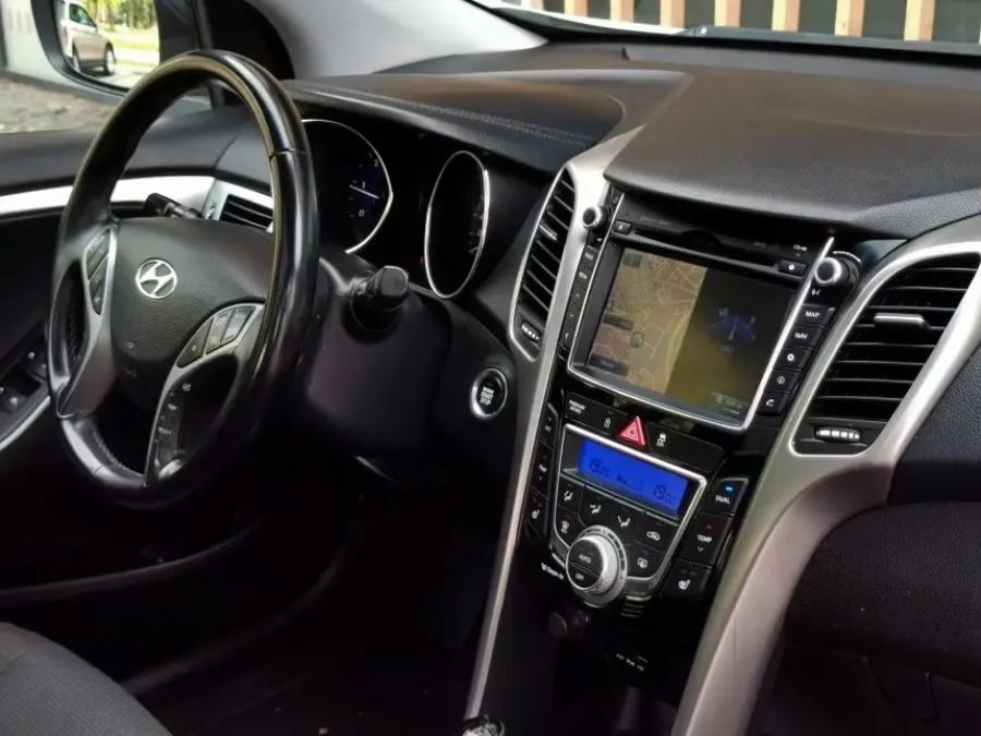 White Hyundai i30 2012 in Riga, with an engine capacity of 1.60 L and mileage of 179 thousand km for 6750 €, photo 13 on AUTOMOTO.COM.LV