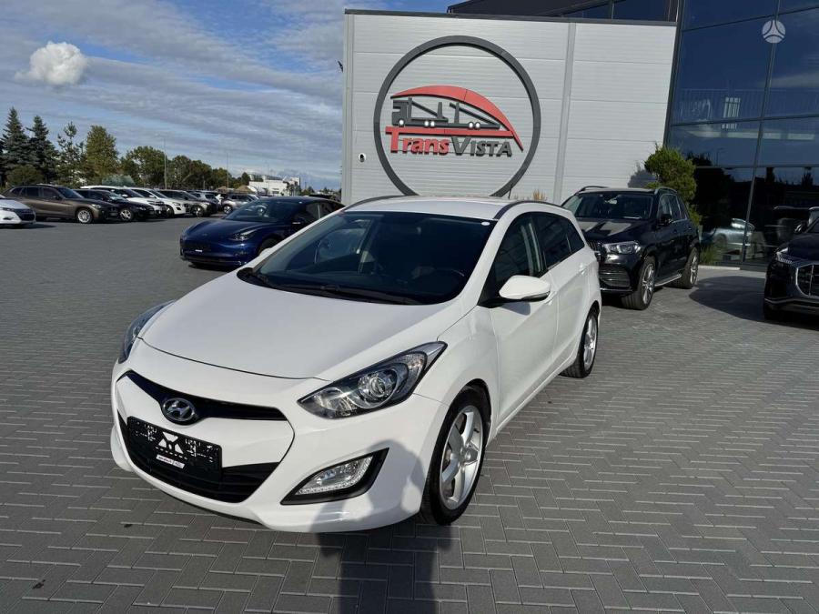 White Hyundai i30 2013 in Telschi, with an engine capacity of 1.58 L and mileage of 229 thousand km for 4500 €, photo 3 on AUTOMOTO.COM.LV