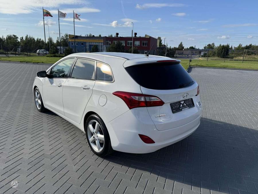 White Hyundai i30 2013 in Telschi, with an engine capacity of 1.58 L and mileage of 229 thousand km for 4500 €, photo 6 on AUTOMOTO.COM.LV