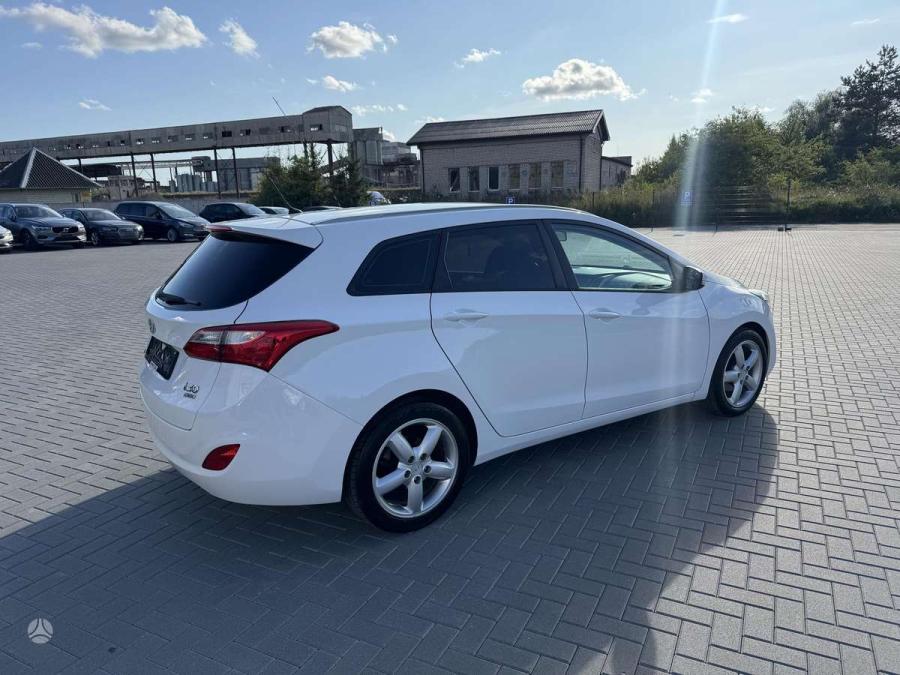 White Hyundai i30 2013 in Telschi, with an engine capacity of 1.58 L and mileage of 229 thousand km for 4500 €, photo 9 on AUTOMOTO.COM.LV