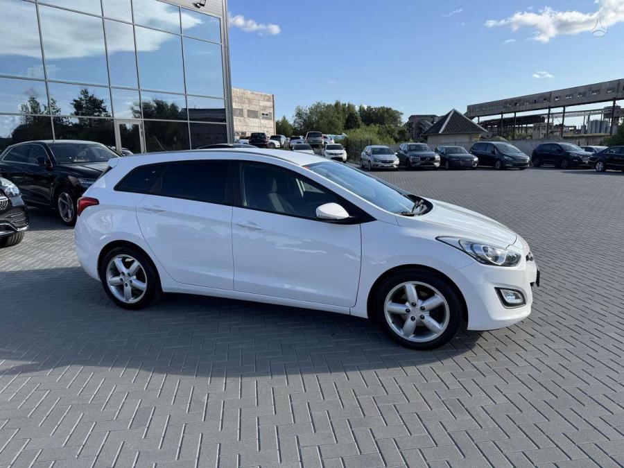 White Hyundai i30 2013 in Telschi, with an engine capacity of 1.58 L and mileage of 229 thousand km for 4500 €, photo 10 on AUTOMOTO.COM.LV