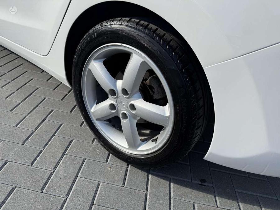 White Hyundai i30 2013 in Telschi, with an engine capacity of 1.58 L and mileage of 229 thousand km for 4500 €, photo 13 on AUTOMOTO.COM.LV
