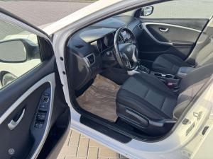 White Hyundai i30 2013 in Telschi, with an engine capacity of 1.58 L and mileage of 229 thousand km for 4500 €, photo 14 on AUTOMOTO.COM.LV
