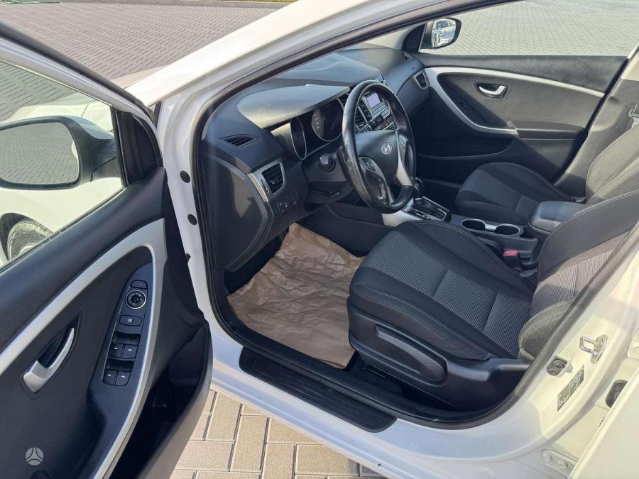 White Hyundai i30 2013 in Telschi, with an engine capacity of 1.58 L and mileage of 229 thousand km for 4500 €, photo 14 on AUTOMOTO.COM.LV