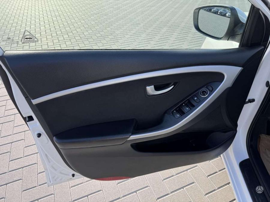 White Hyundai i30 2013 in Telschi, with an engine capacity of 1.58 L and mileage of 229 thousand km for 4500 €, photo 17 on AUTOMOTO.COM.LV