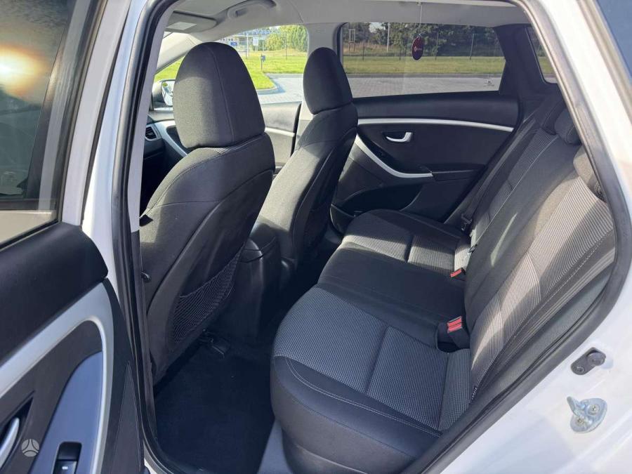 White Hyundai i30 2013 in Telschi, with an engine capacity of 1.58 L and mileage of 229 thousand km for 4500 €, photo 18 on AUTOMOTO.COM.LV