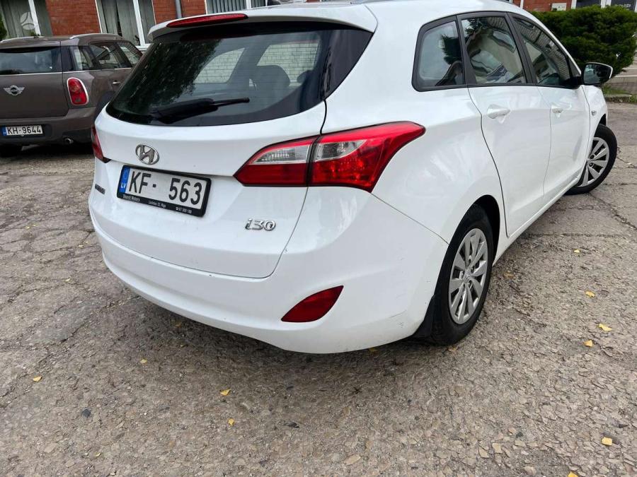 White Hyundai i30 2015 in Riga, with an engine capacity of 1.40 L and mileage of 272 thousand km for 2800 €, photo 3 on AUTOMOTO.COM.LV