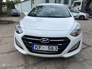 White Hyundai i30 2015 in Riga, with an engine capacity of 1.40 L and mileage of 272 thousand km for 2800 €, photo 5 on AUTOMOTO.COM.LV