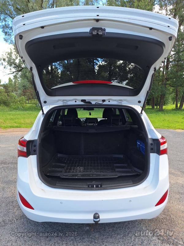 White Hyundai i30 2016 in Paide, with an engine capacity of 1.60 L and mileage of 186 thousand km for 5300 €, photo 3 on AUTOMOTO.COM.LV