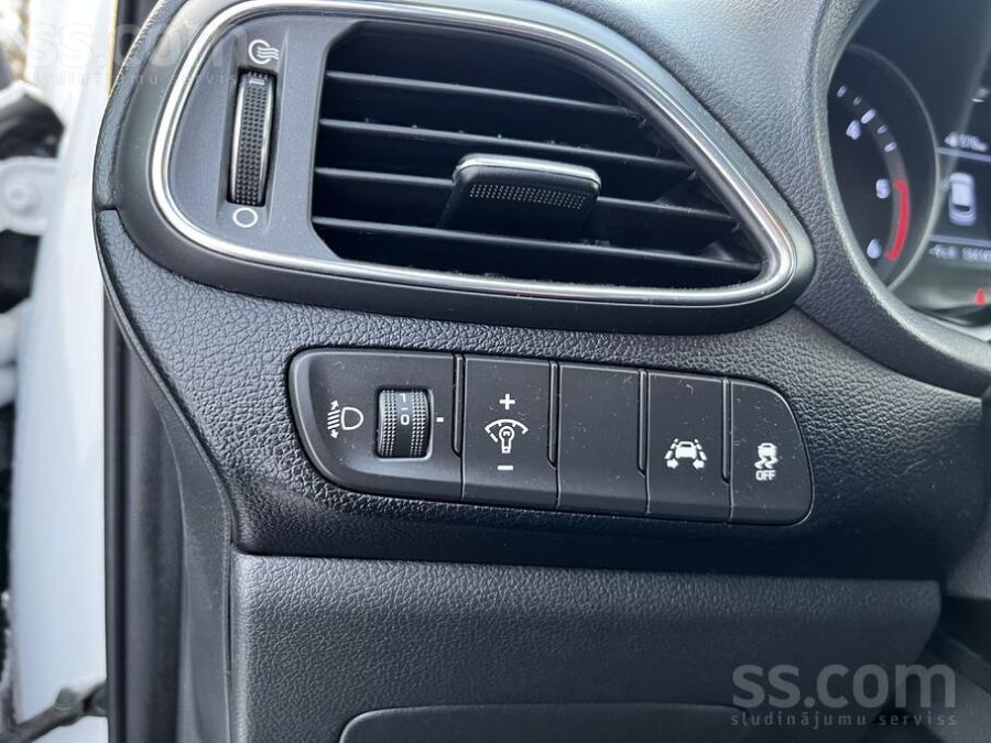 Balts Hyundai i30 2017 Cēsis, ar dzinēja tilpumu 1.60 L un nobraukumu 203 tūkst. km par 6850 €, foto 20 vietnē AUTOMOTO.COM.LV