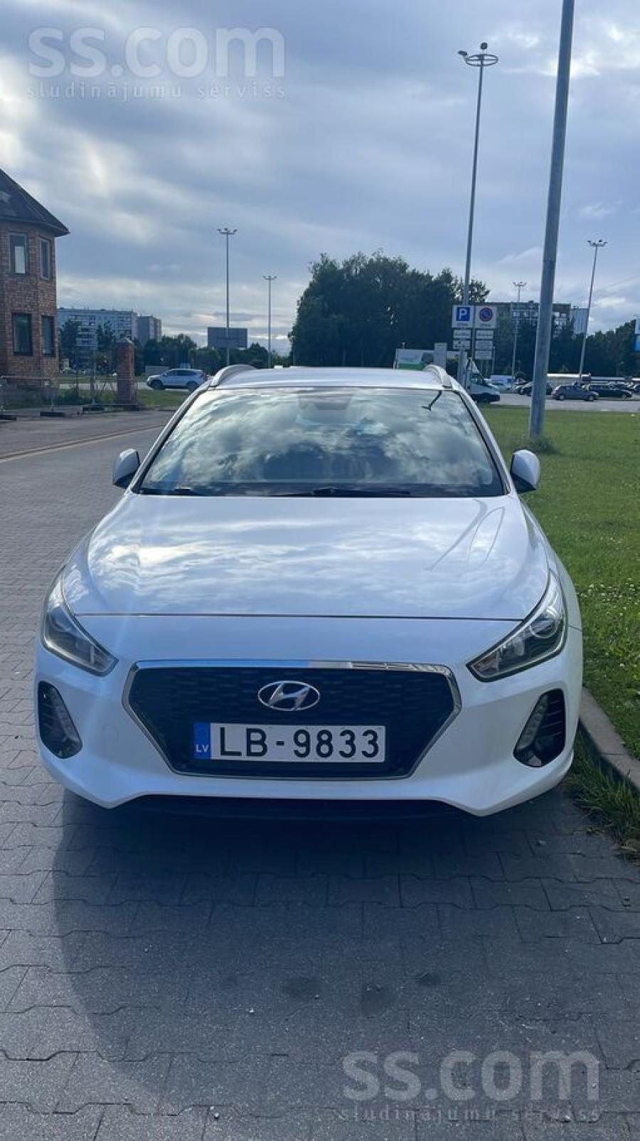 White Hyundai i30 2017 in Riga, with an engine capacity of 1.60 L and mileage of 156 thousand km for 6800 €, photo 5 on AUTOMOTO.COM.LV