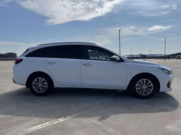 White Hyundai i30 2018 in Vilnius, with an engine capacity of 1.35 L and mileage of 126 thousand km for 9600 €, photo 7 on AUTOMOTO.COM.LV