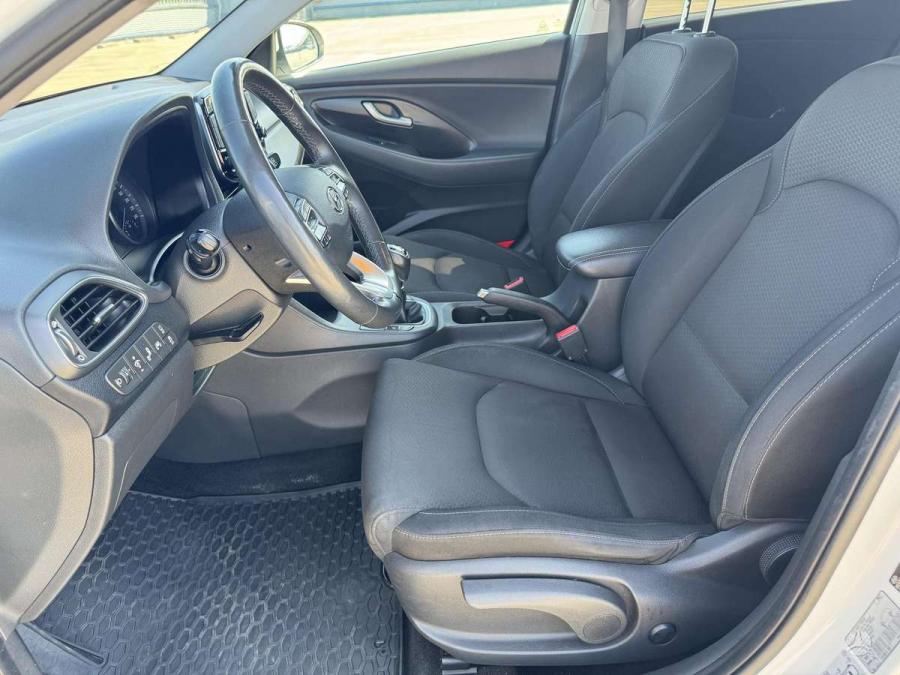 White Hyundai i30 2018 in Vilnius, with an engine capacity of 1.35 L and mileage of 126 thousand km for 9600 €, photo 10 on AUTOMOTO.COM.LV