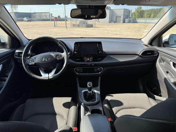White Hyundai i30 2018 in Vilnius, with an engine capacity of 1.35 L and mileage of 126 thousand km for 9600 €, photo 10 on AUTOMOTO.COM.LV