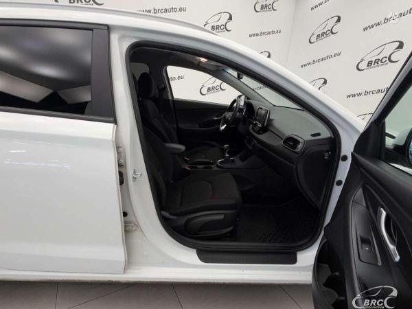 White Hyundai i30 2018 in Vilnius, with an engine capacity of 1.35 L and mileage of 125 thousand km for 9500 €, photo 5 on AUTOMOTO.COM.LV