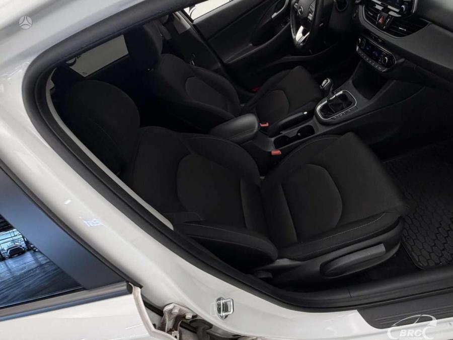White Hyundai i30 2018 in Vilnius, with an engine capacity of 1.35 L and mileage of 125 thousand km for 9500 €, photo 7 on AUTOMOTO.COM.LV