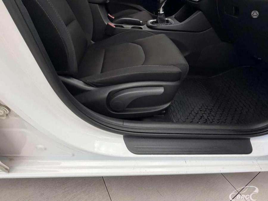 White Hyundai i30 2018 in Vilnius, with an engine capacity of 1.35 L and mileage of 125 thousand km for 9500 €, photo 8 on AUTOMOTO.COM.LV