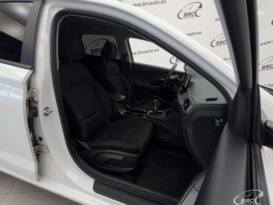 White Hyundai i30 2018 in Vilnius, with an engine capacity of 1.35 L and mileage of 125 thousand km for 9500 €, photo 9 on AUTOMOTO.COM.LV