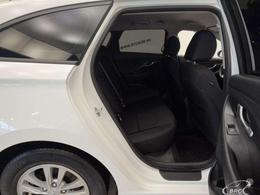 White Hyundai i30 2018 in Vilnius, with an engine capacity of 1.35 L and mileage of 125 thousand km for 9500 €, photo 12 on AUTOMOTO.COM.LV