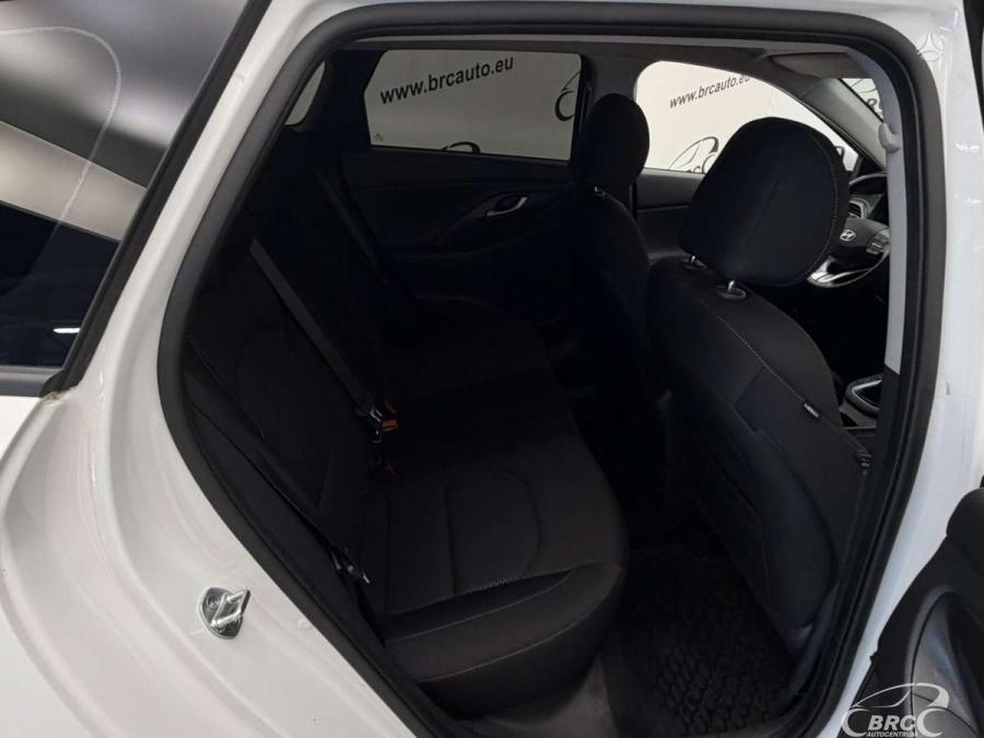 White Hyundai i30 2018 in Vilnius, with an engine capacity of 1.35 L and mileage of 125 thousand km for 9500 €, photo 13 on AUTOMOTO.COM.LV