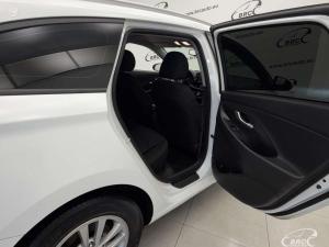 White Hyundai i30 2018 in Vilnius, with an engine capacity of 1.35 L and mileage of 125 thousand km for 9500 €, photo 15 on AUTOMOTO.COM.LV