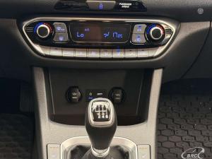 White Hyundai i30 2018 in Vilnius, with an engine capacity of 1.35 L and mileage of 125 thousand km for 9500 €, photo 19 on AUTOMOTO.COM.LV