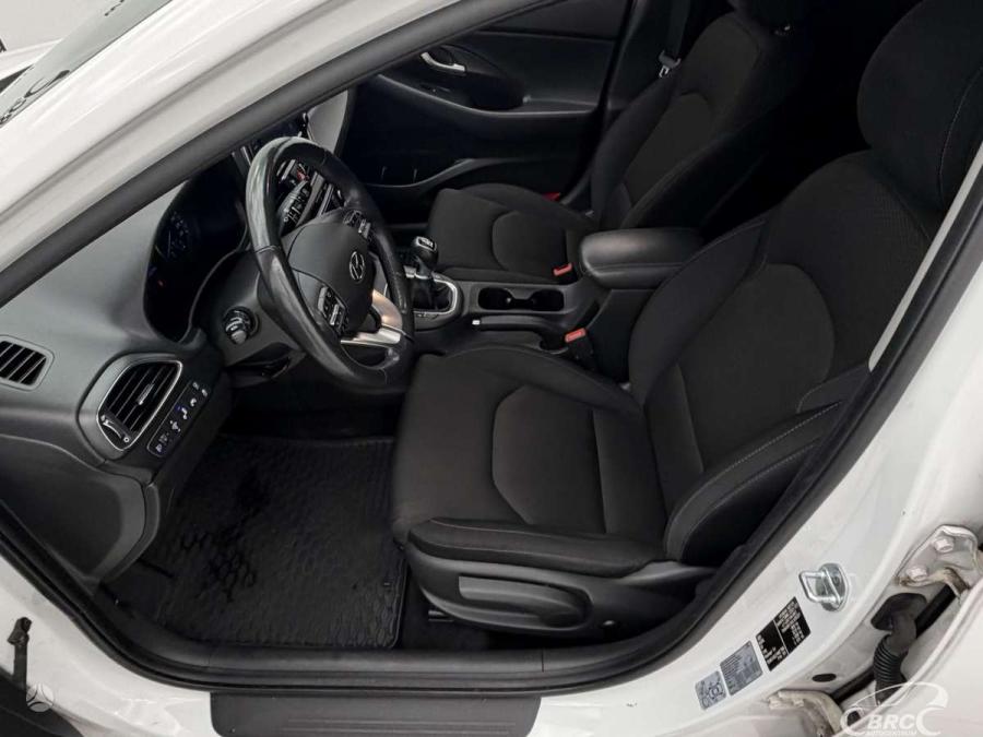 White Hyundai i30 2018 in Vilnius, with an engine capacity of 1.35 L and mileage of 125 thousand km for 9500 €, photo 24 on AUTOMOTO.COM.LV