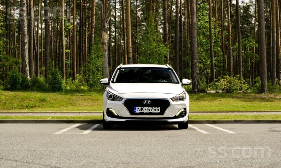 White Hyundai i30 2019 in Riga, with an engine capacity of 1.40 L and mileage of 130 thousand km for 9950 €, photo 3 on AUTOMOTO.COM.LV